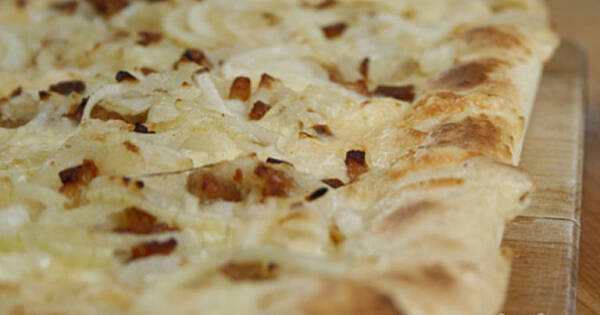 Pizza z cebulą i boczkiem - przepis - anay - wielkiezarcie.com